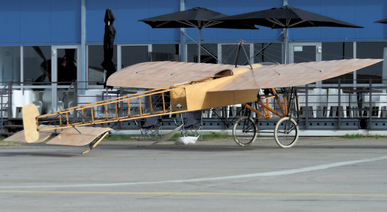 Blériot XI - Louis Blériot XI überflog 1909 den Ärmelkanal
