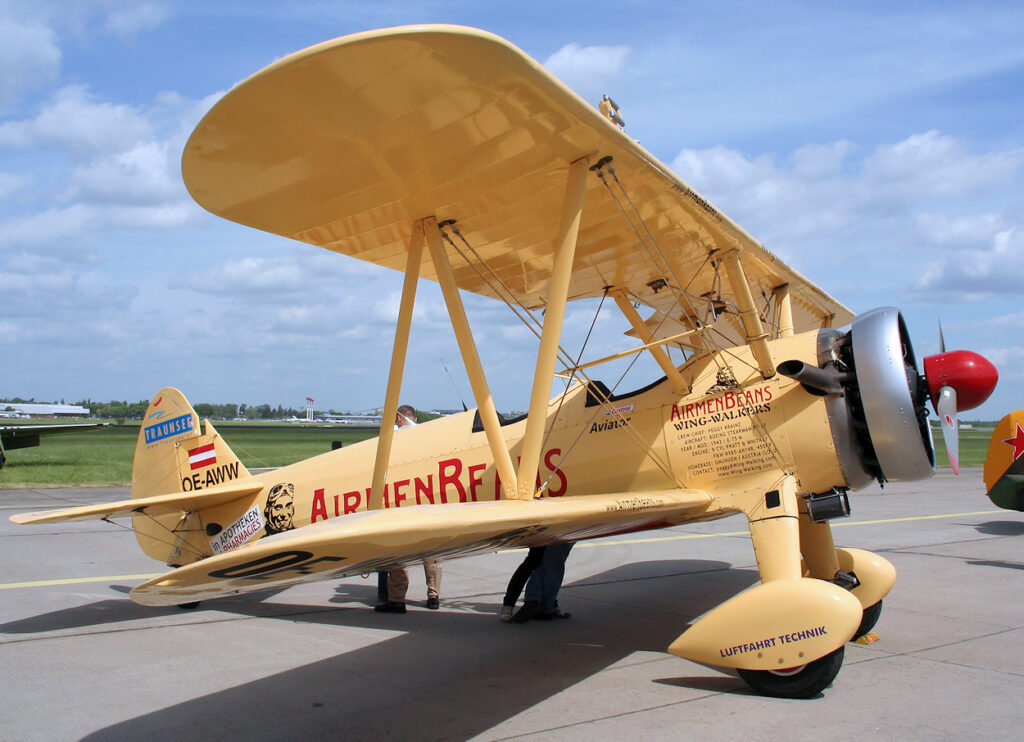 Boeing Stearman PT-17 E-75 N - Wing Walker auf Tragflächen