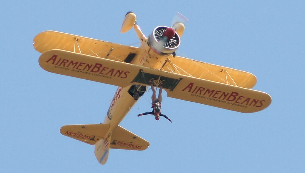 Boeing Stearman PT-17 E-75 N - Wing Walker auf Tragflächen