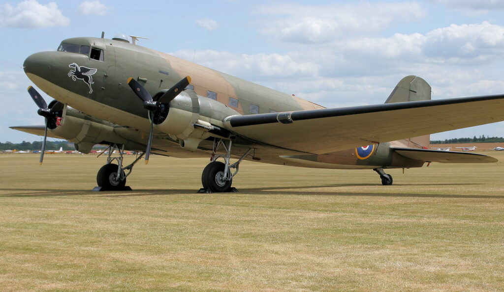 Douglas C-47 Dakota - englisches Transportflugzeug der RAF