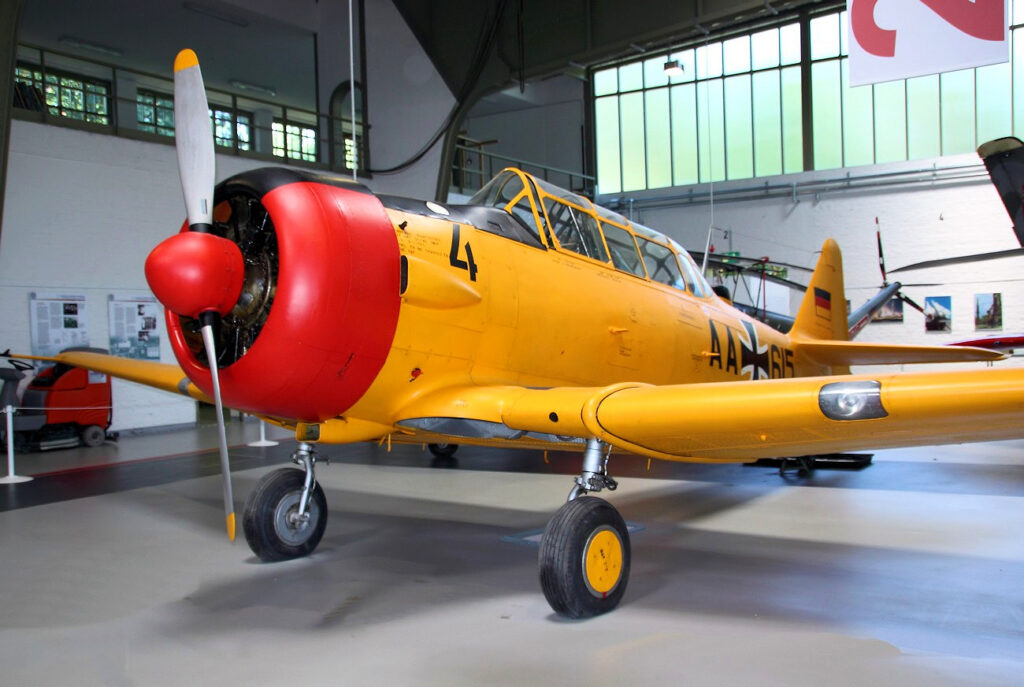 North American CCF Harvard Mk.4 - Schulflugzeug im 2. Weltkrieg