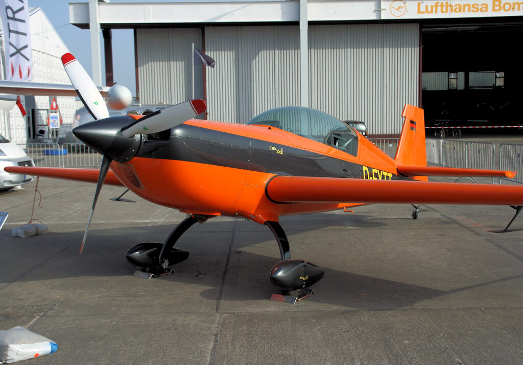 Extra 300 L - doppelsiztzigen Kunstflugmaschine