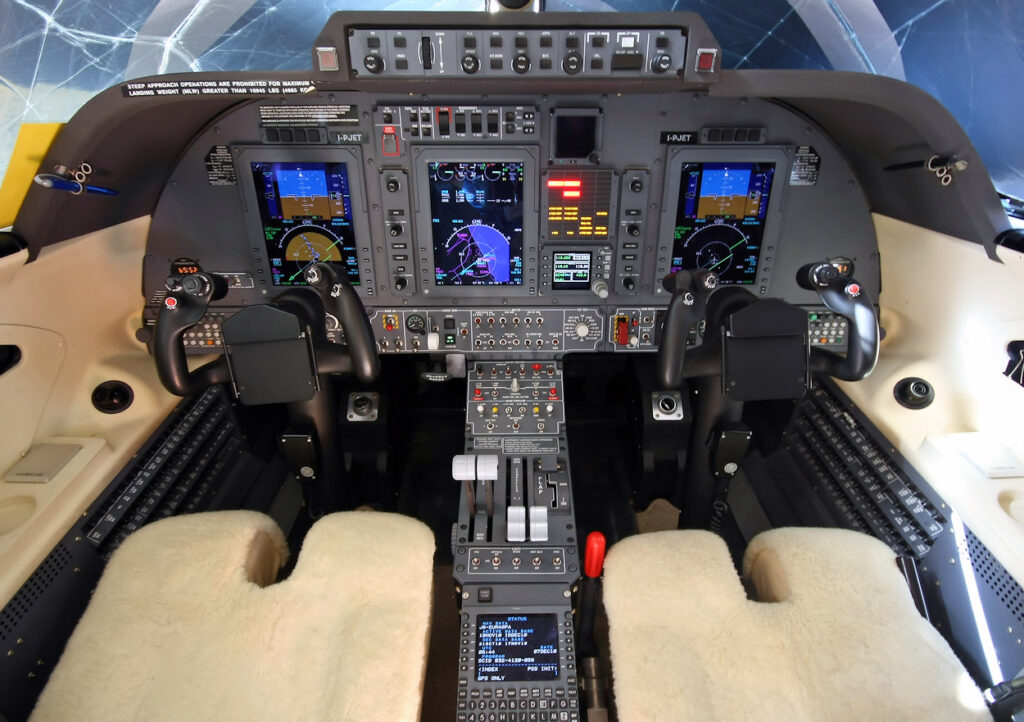 Piaggio P-180 Avanti - Cockpit - Luftfahrtlexikon