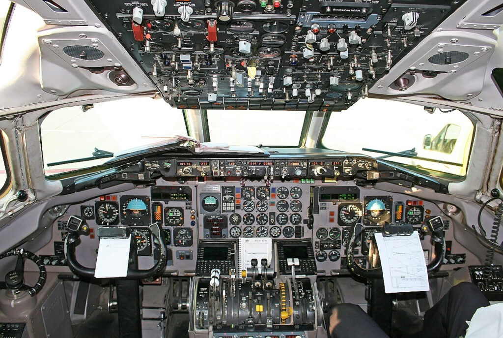 McDonnell Douglas MD-82 - Cockpit - Luftfahrtlexikon